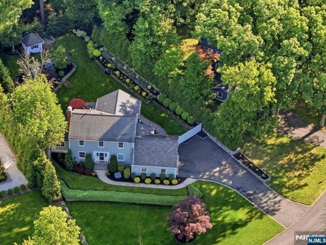 62 Fells Rd, Verona, NJ 07044
