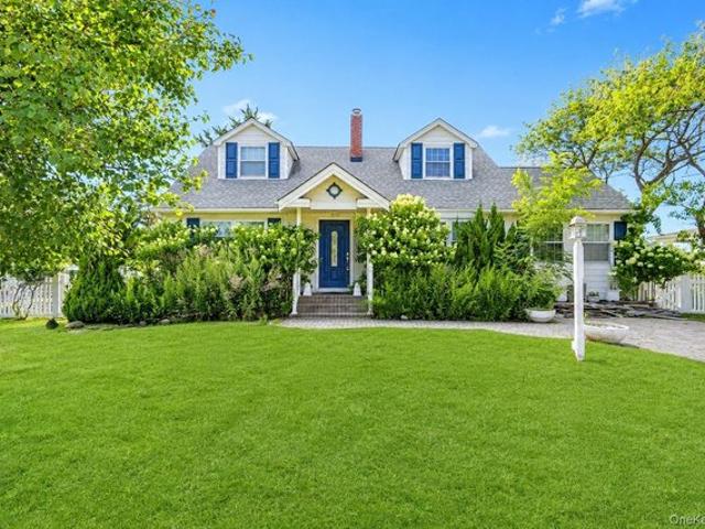 62 Grandview Dr, Shirley, NY 11967
