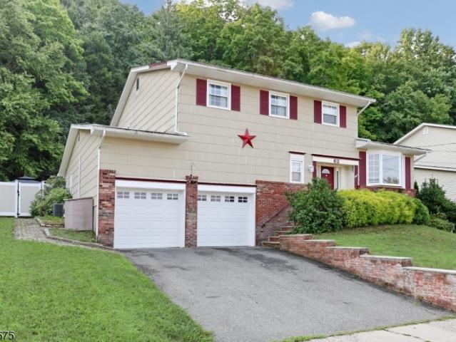 62 Molinari Dr