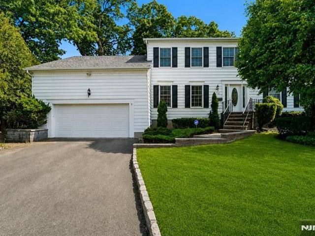 62 Parkway, Rochelle Park, NJ 07662