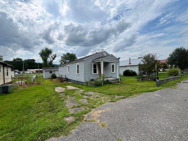 62 Railroad St, Bancroft, WV 25011