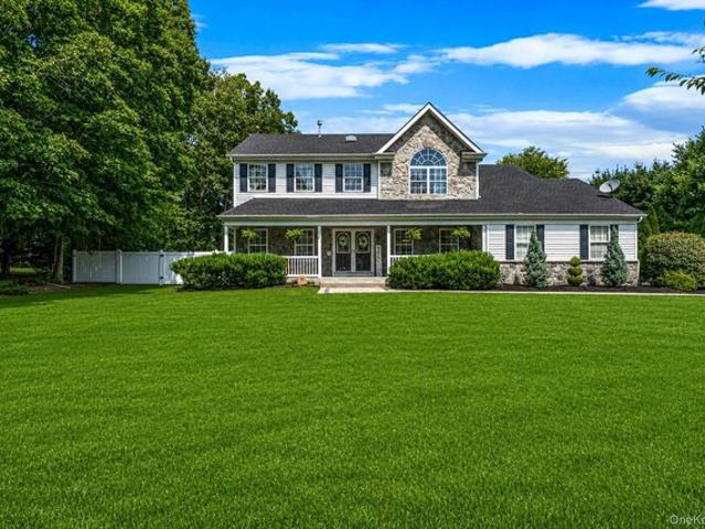 62 Ridgefield Dr, Shoreham, NY 11786