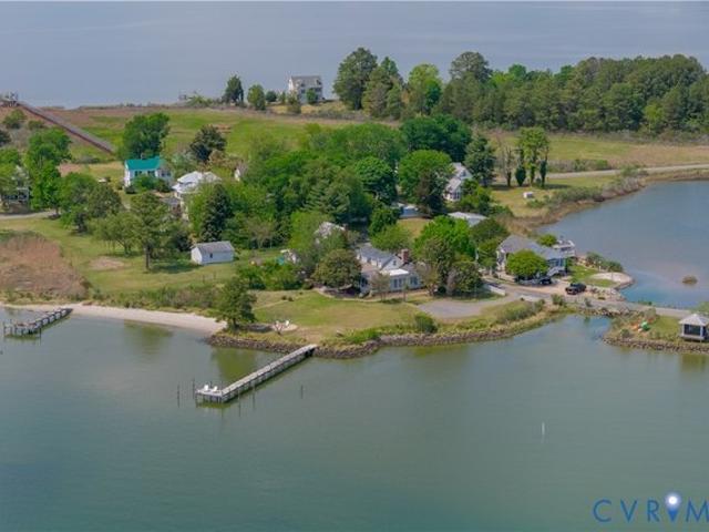 62 Riverside Dr, Lancaster, VA 22503