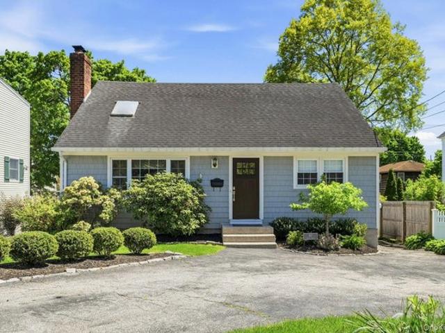 62 Smith St, Greenlawn, NY 11740