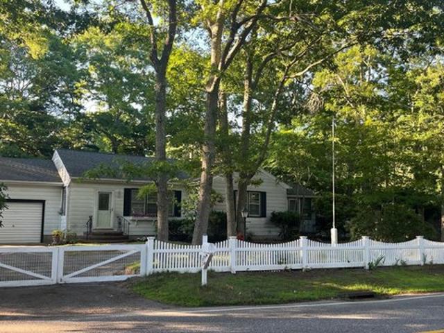62 Squires Ave, East Quogue, NY 11942