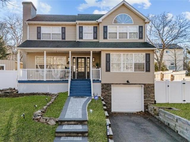 62 Sunburst Dr, Rocky Point, NY 11778