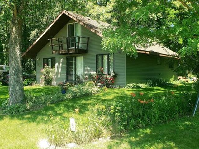 63062 Lakeshore Dr, Dowagiac, MI 49047