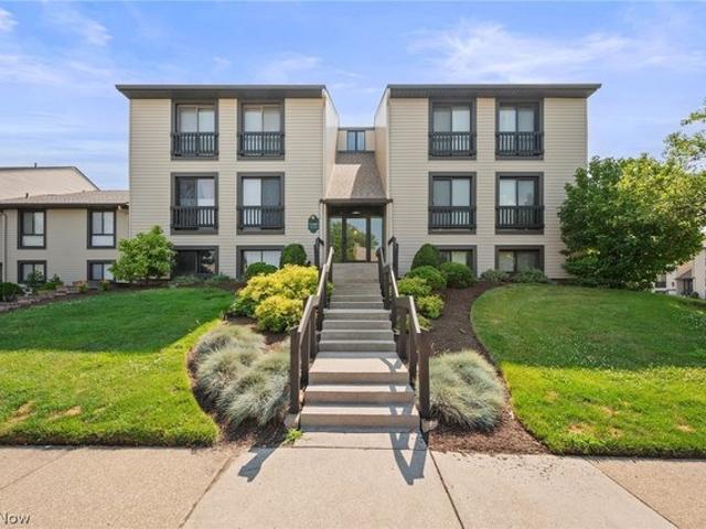 6300 Greenwood Pkwy Apt 406, Sagamore Hills, OH 44067