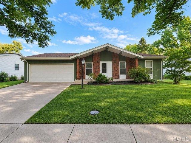 6300 Silver Fox Dr, Florissant, MO 63034