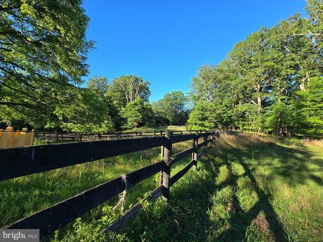 6301 Leeds Manor Rd, Marshall, VA 20115