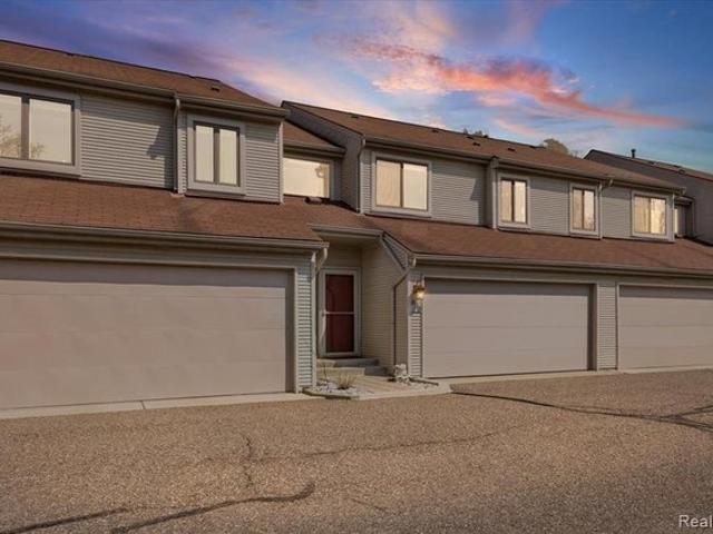 630 Ashley Cir, Rochester Hills, MI 48307
