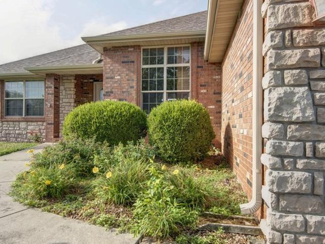 630 Meadowgate Dr, Springfield, MO 65803