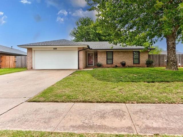 630 S Heights Dr, Mustang, OK 73064