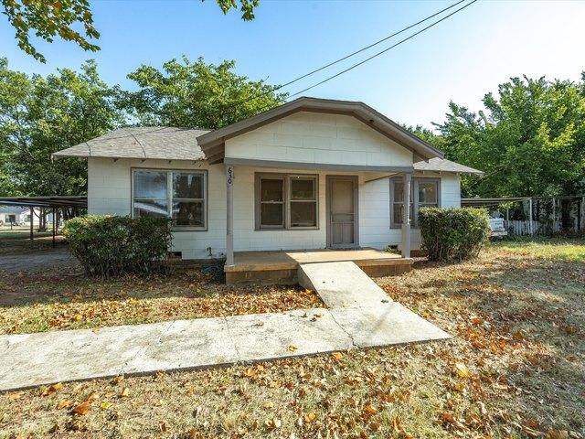 630 W Thompson St, Jacksboro, TX 76458