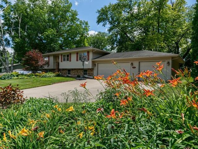 6319 Dodds Dr, Bettendorf, IA 52722