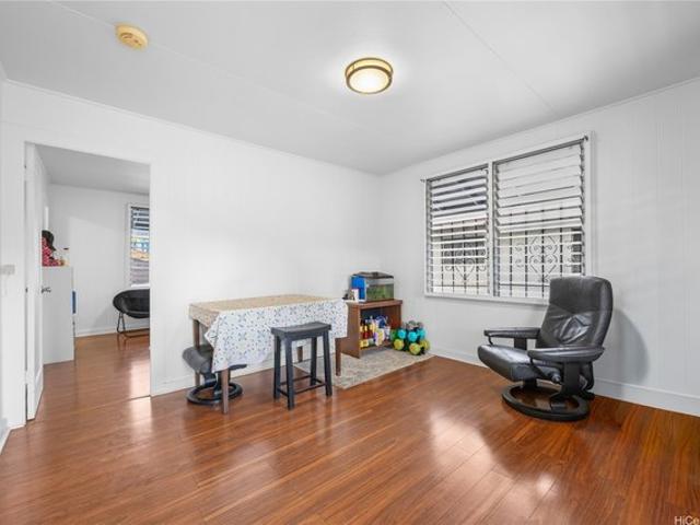 631 Hausten St Apt 4, Honolulu, HI 96826
