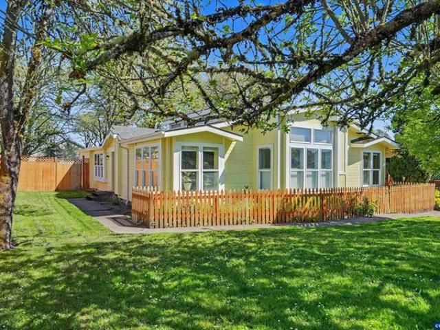 631 N 12th St, Philomath, OR 97370