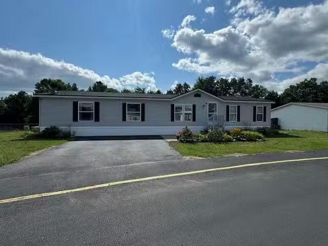 631 S COHO LN, NEWAYGO, MI 49337 Single Family Residence For S.