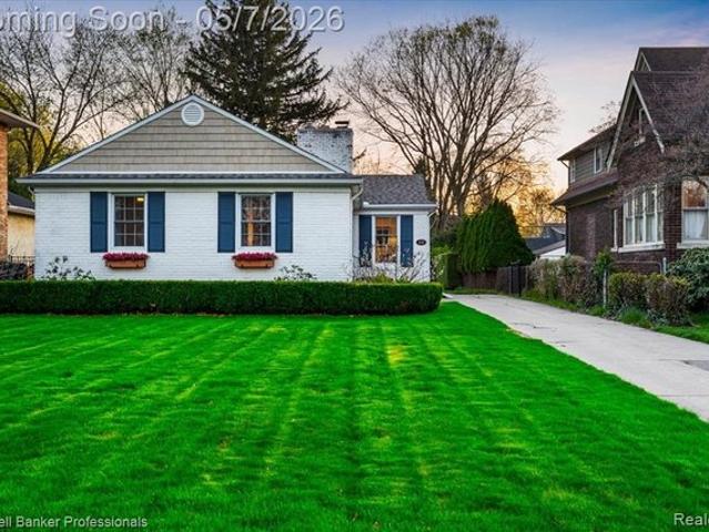 631 Washington Rd, Grosse Pointe, MI 48230