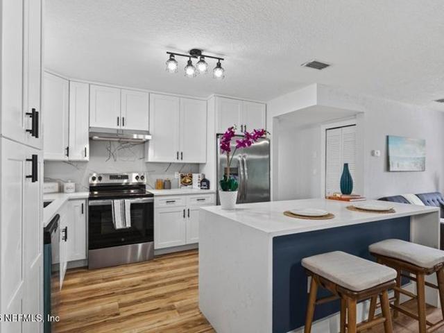 6326 Regiment Dr, Jacksonville, FL 32277