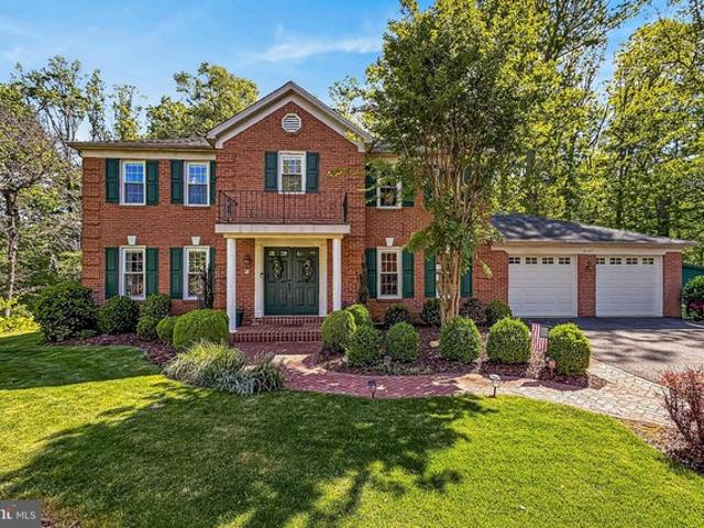 6327 Youngs Branch Dr, Fairfax Station, VA 22039