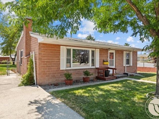 632 5th St W, Hardin, MT 59034