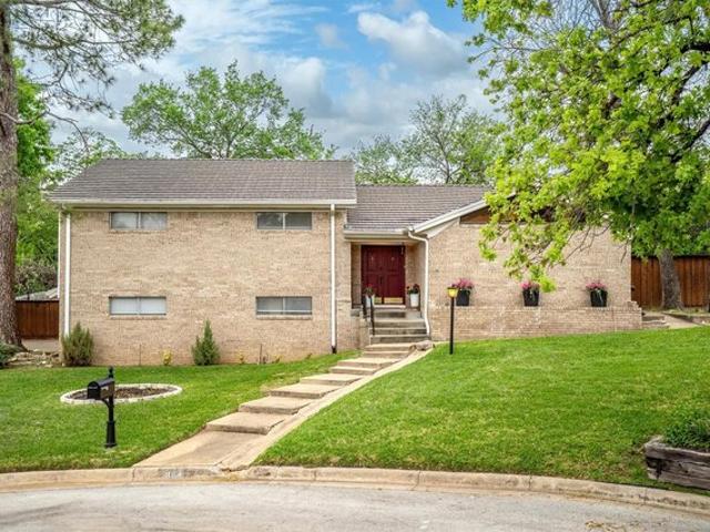 632 Caduceus Ct, Hurst, TX 76053