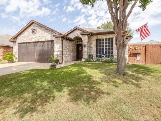 632 Crestview Ct, Saginaw, TX 76179