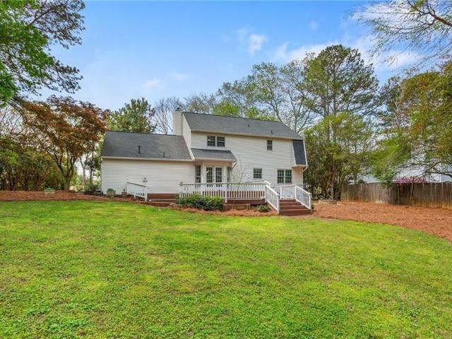 632 Holt Road NE
