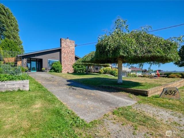 632 Highland Dr, Point Roberts, WA 98281