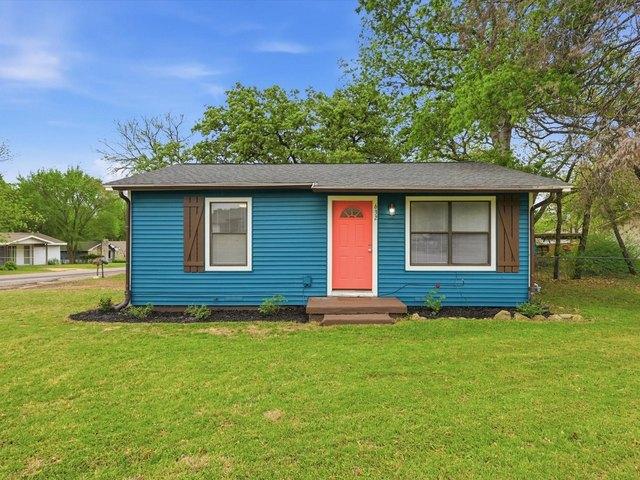 632 N Stewart St, Azle, TX 76020