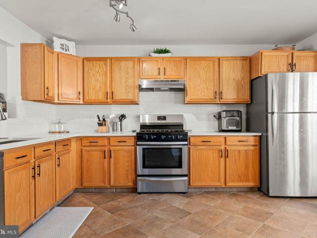 632 Woodgate Ln, Aston, PA