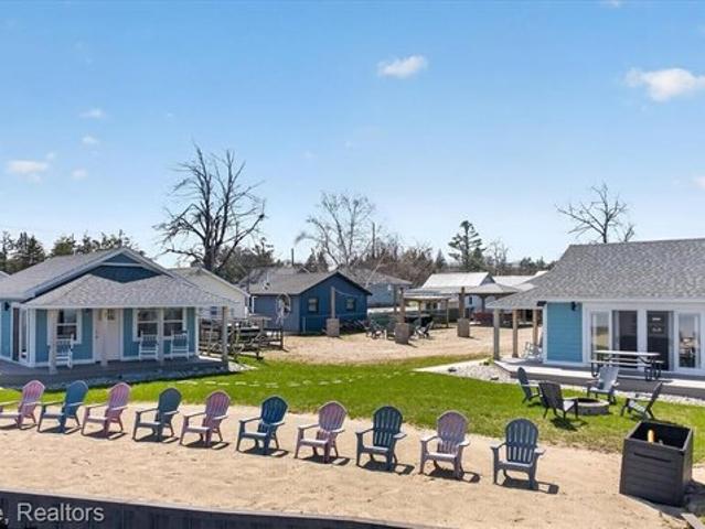 6330 W Houghton Lake Dr, Roscommon, MI 48629