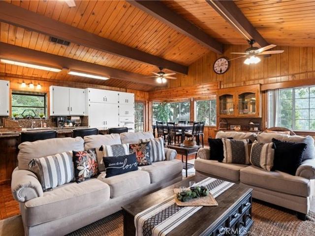 633 Arth Dr, Crestline, CA 92325