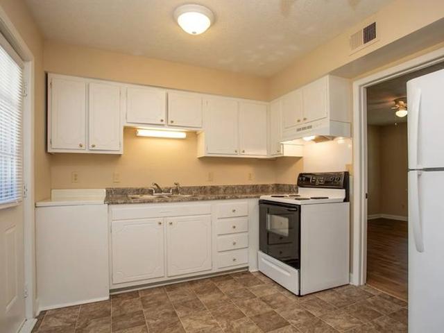 633 Elk Ct, Fayetteville, NC 28301