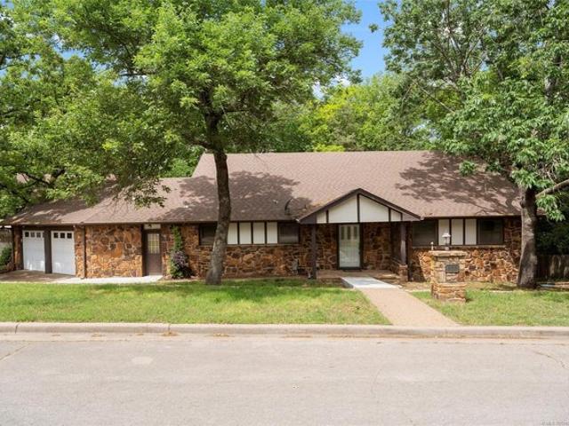 633 Kenwood Dr, Bartlesville, OK 74006