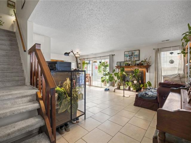 633 Oleander CIR