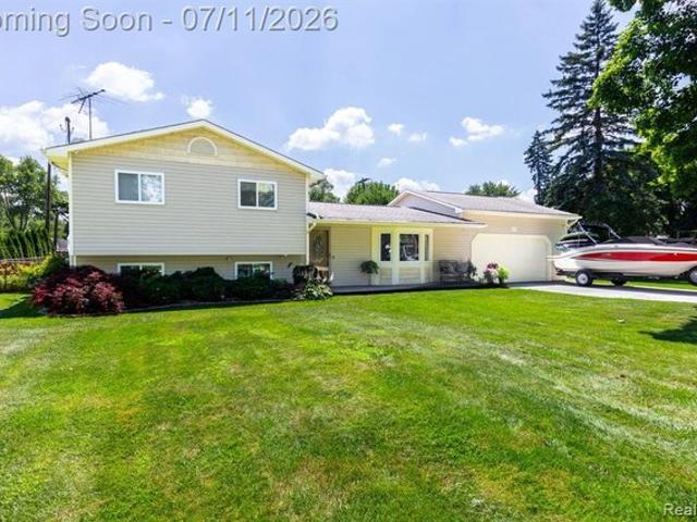 6345 Lanman Dr, Waterford Township, MI 48329
