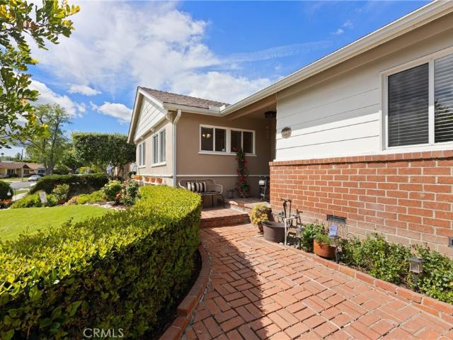6347 Bovey Ave, Tarzana, CA 91335 | MLS #SR26077 | Compass