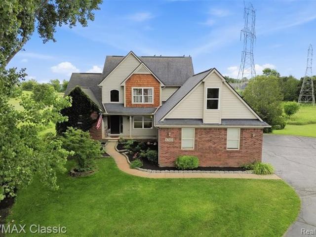 6340 Stonewood Dr, White Lake, MI 48383