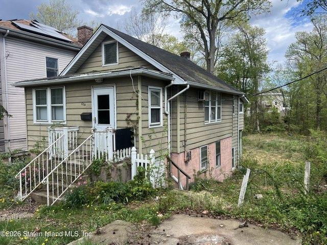 634 Drumgoole Rd E, Staten Island, NY 10312