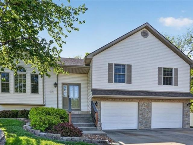 634 Hillcrest Cir, Lansing, KS 66043