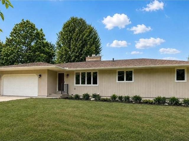 635 Iona Ln, Roseville, MN 55113
