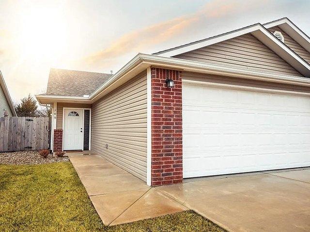 635 N Redbud Ave, Valley Center, KS 67147