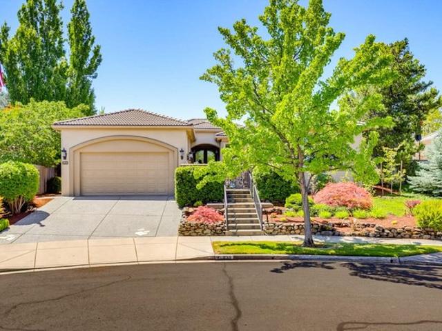 635 Seventh Fairway Dr, Medford, OR 97504