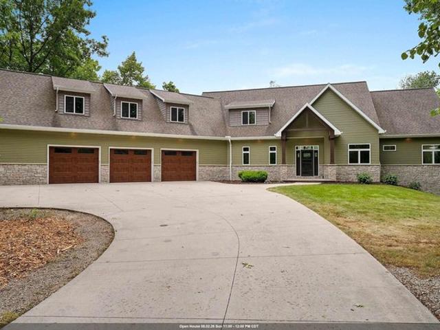635 Ruys Woods Ct, Combined Locks, WI 54113