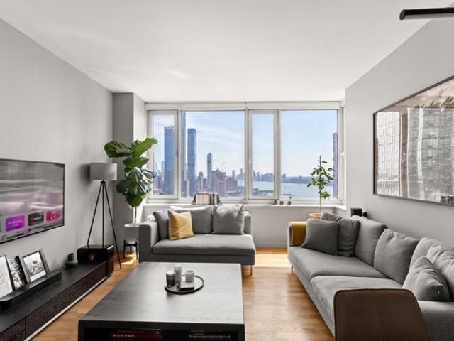 635 W 42nd St Apt 32J, New York, NY 10036