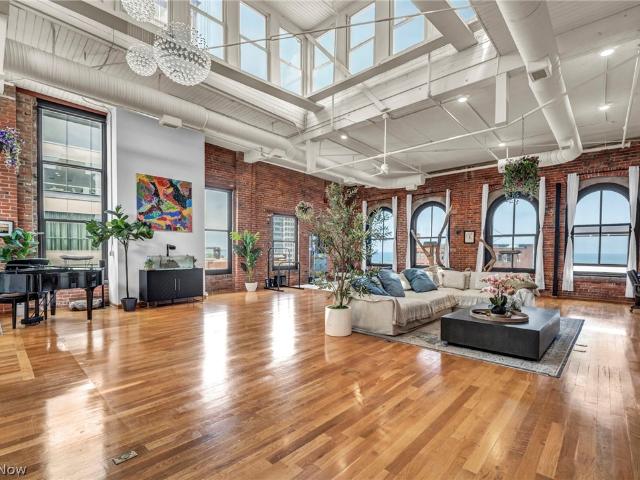 635 W Lakeside Avenue 600