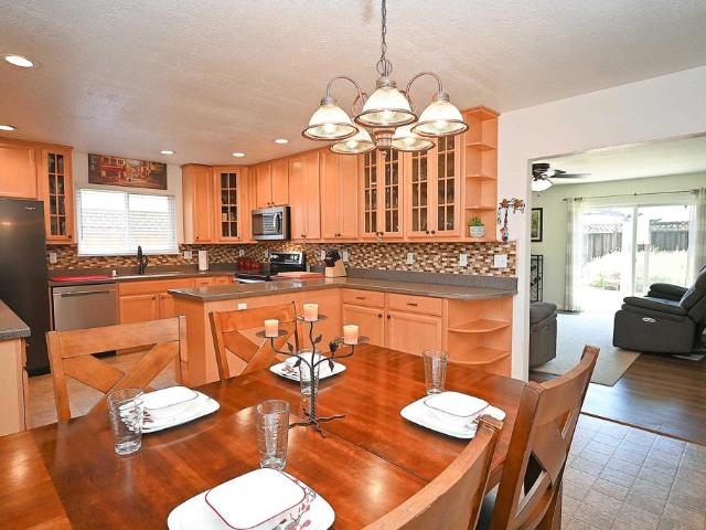 637 Dover Way