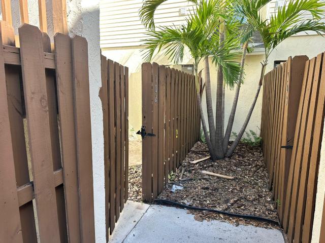 637 Executive Center Dr, Unit N102, West Palm Beach, FL 33401 | MLS #R11165